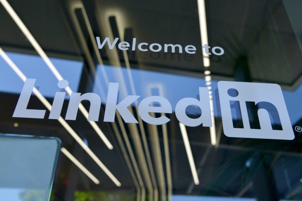 A LinkedIn Guide for College Students | College Raptor